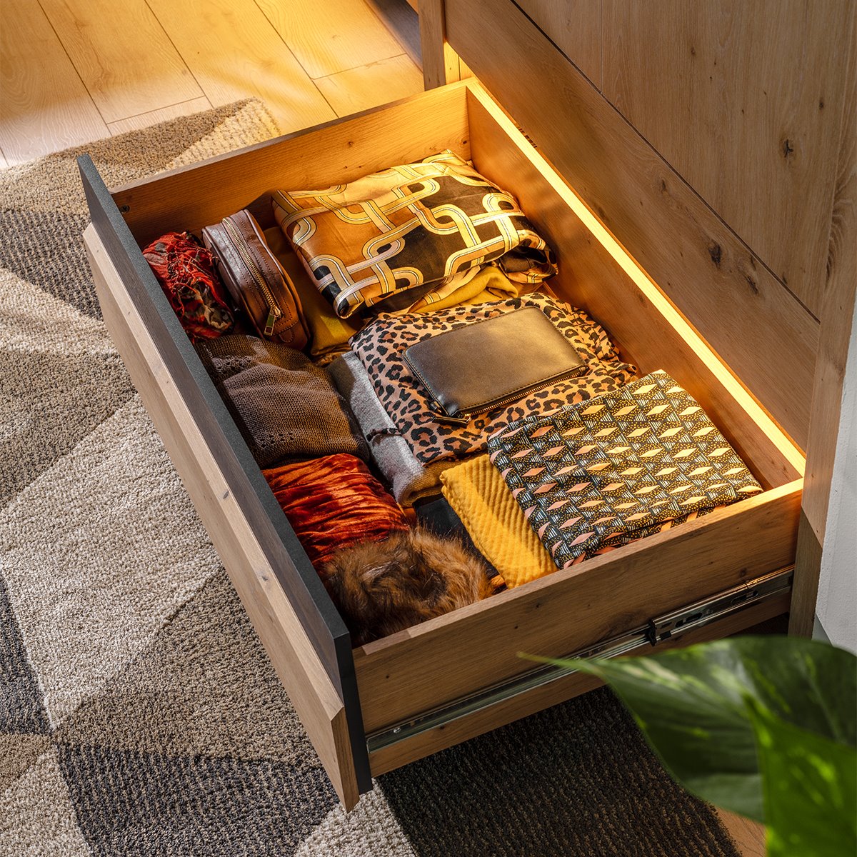 Roupeiro de 2 portas e 2 gavetas com LED Glenn Madeira e Preto - Conforama