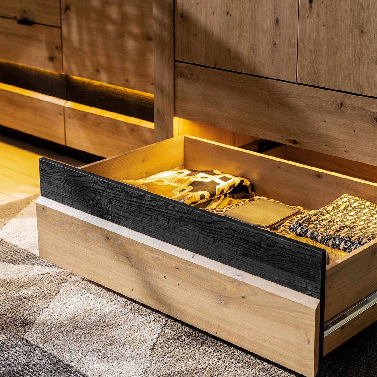 Roupeiro de 2 portas e 2 gavetas com LED Glenn Madeira e Preto - Conforama